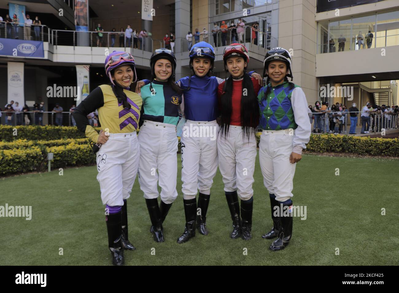 Women jockeys pose in the saddling area at the Hipódromo de Las ...