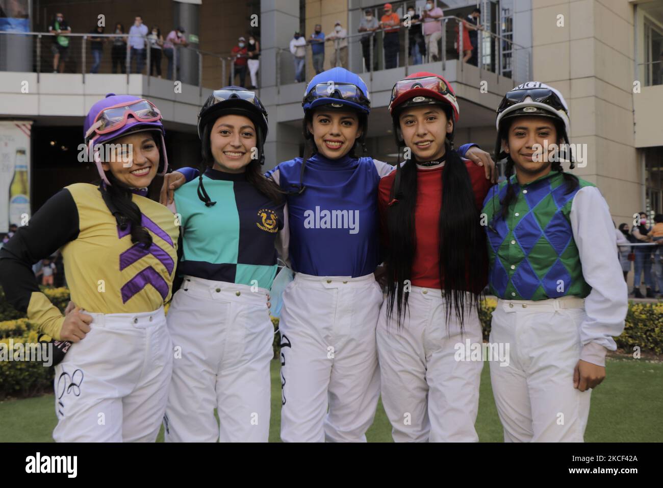 Women jockeys pose in the saddling area at the Hipódromo de Las ...
