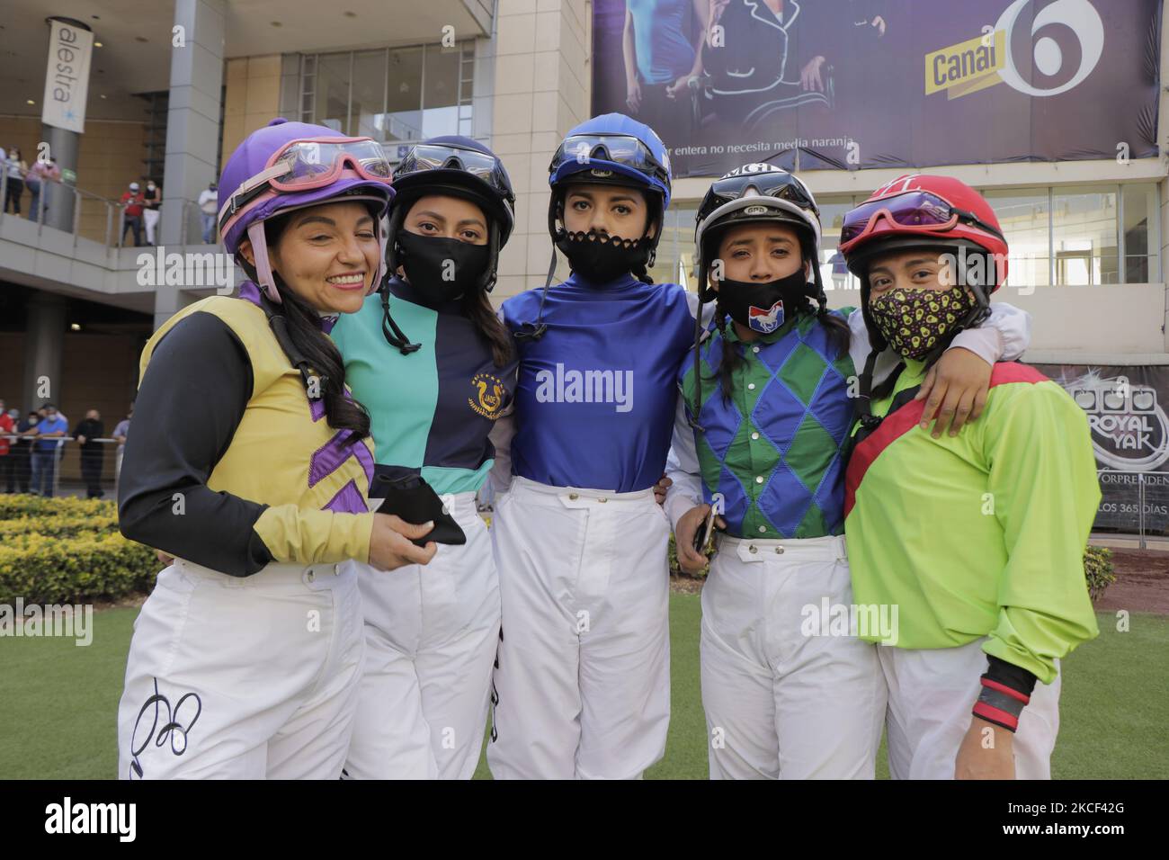 Women jockeys pose in the saddling area at the Hipódromo de Las ...