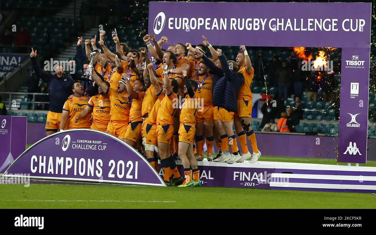 Winning team sport hi-res stock photography and images - Alamy