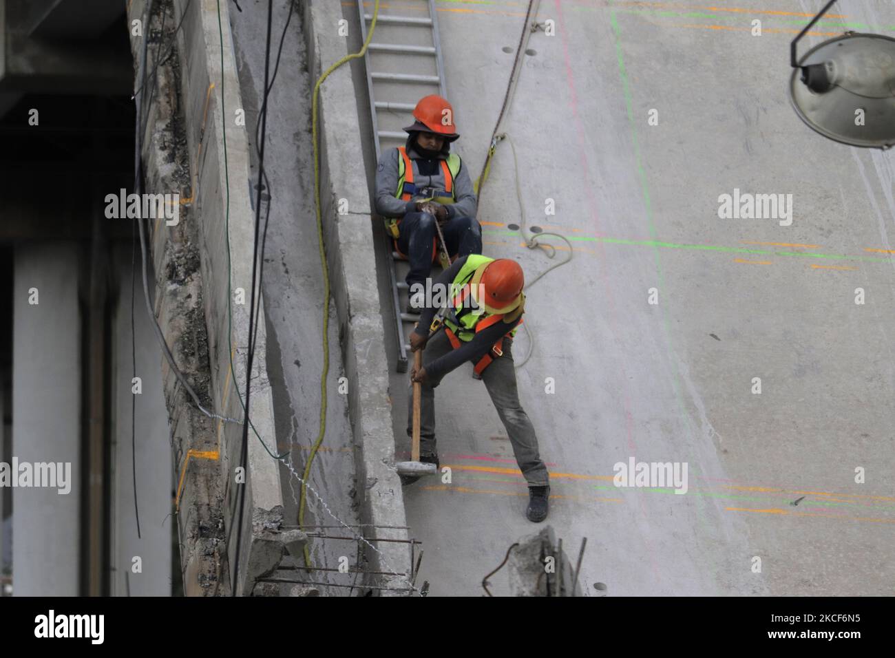 Emergency and expert work after the collapse of a column on Line 12 of ...