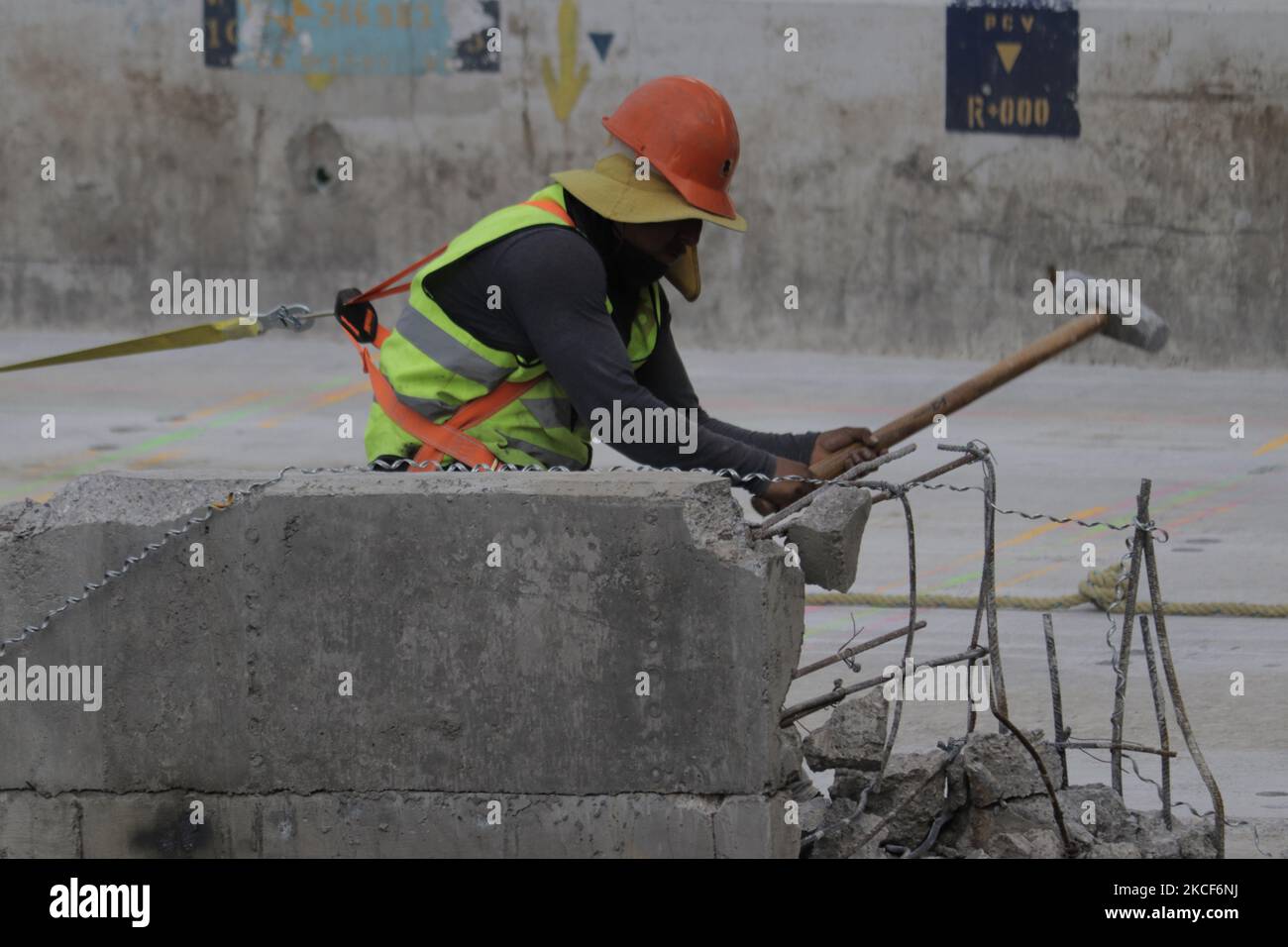 Emergency and expert work after the collapse of a column on Line 12 of ...
