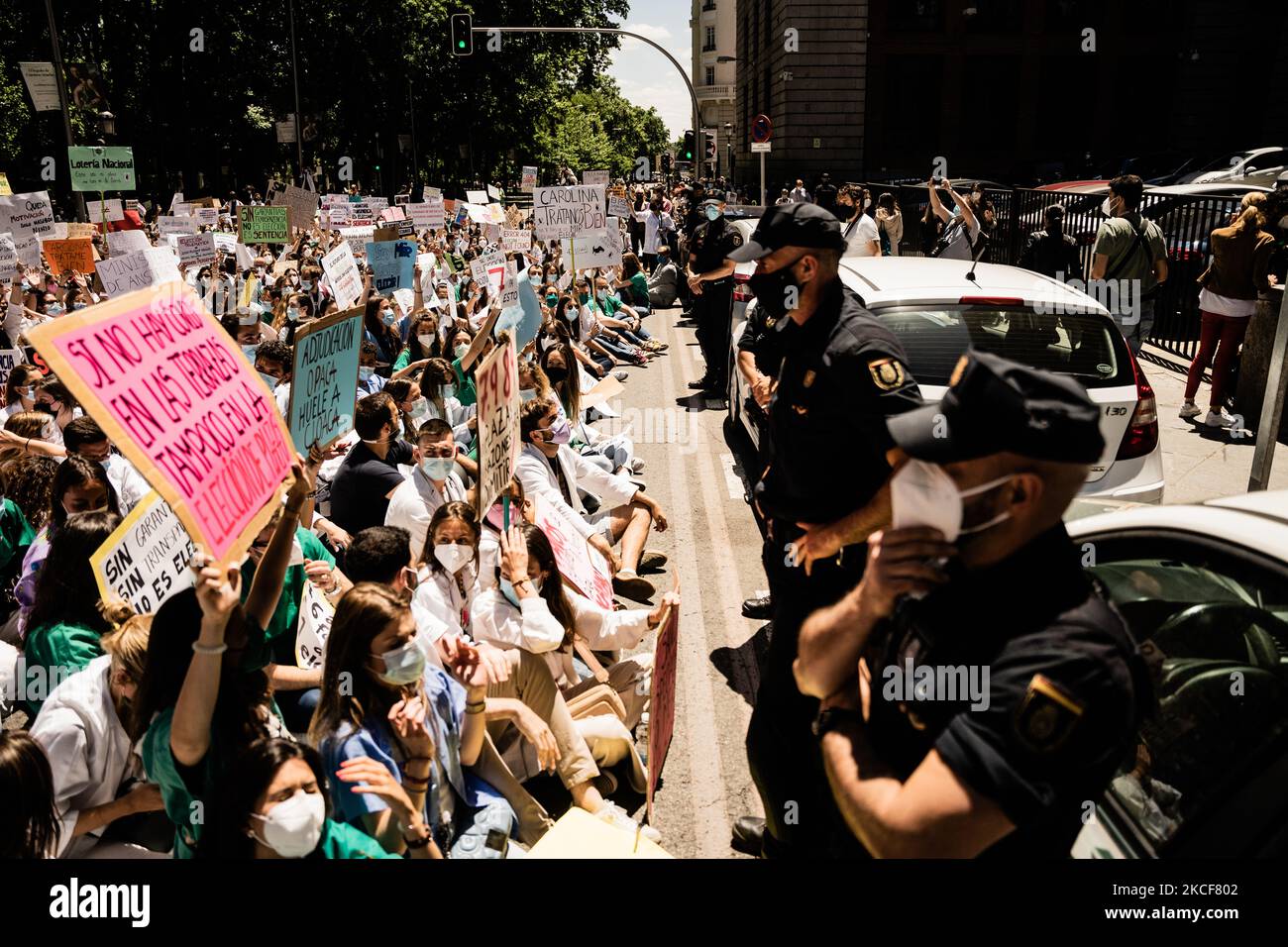 Demonstrator invaded the road, cutting off traffic on Paseo del Prado ...