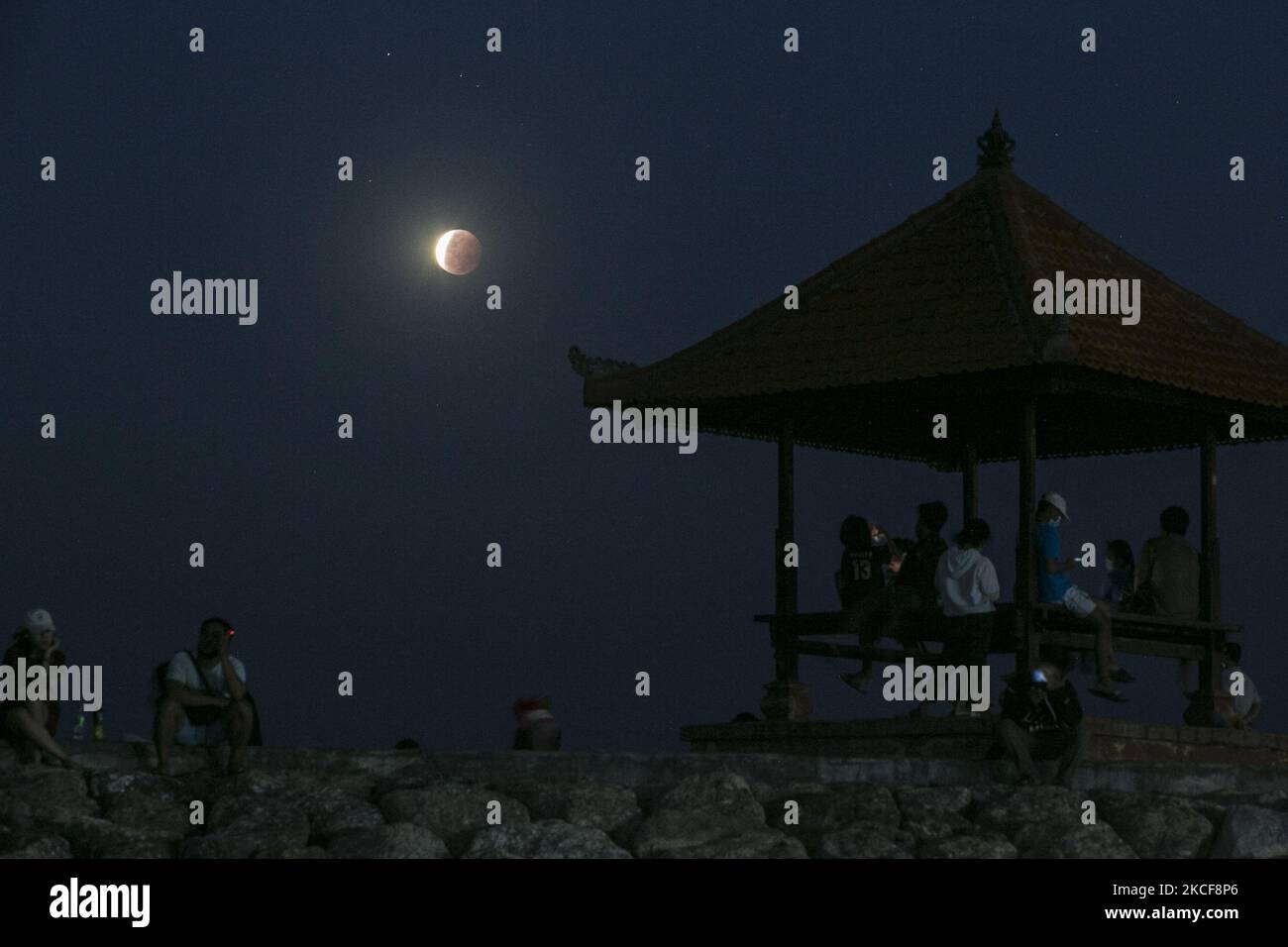 People watches total lunar eclipse and super moon or known as Super ...