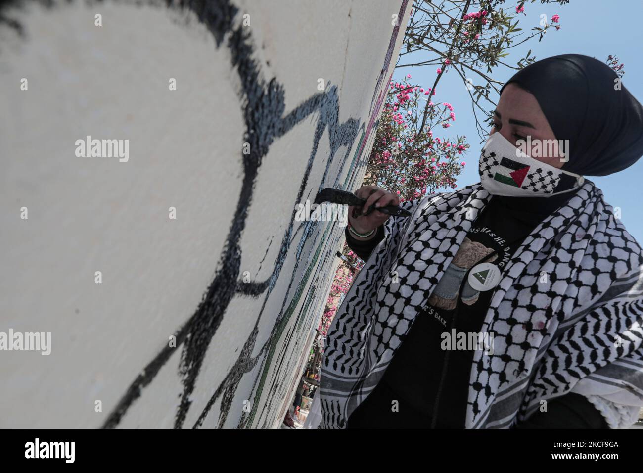 Palestinian artists paint and write words on the walls for Palestine ...