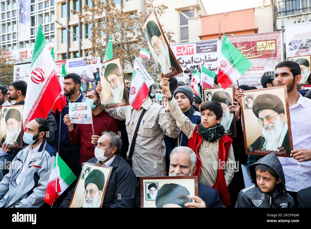 Tehran, Iran. 04th Nov, 2022. Pro-government supporters wave their ...