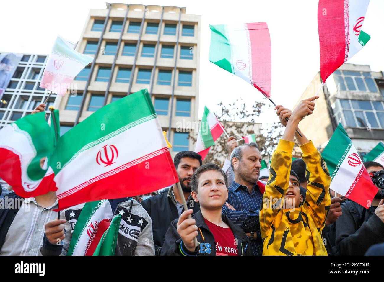 Tehran, Iran. 04th Nov, 2022. Pro-government supporters wave their ...