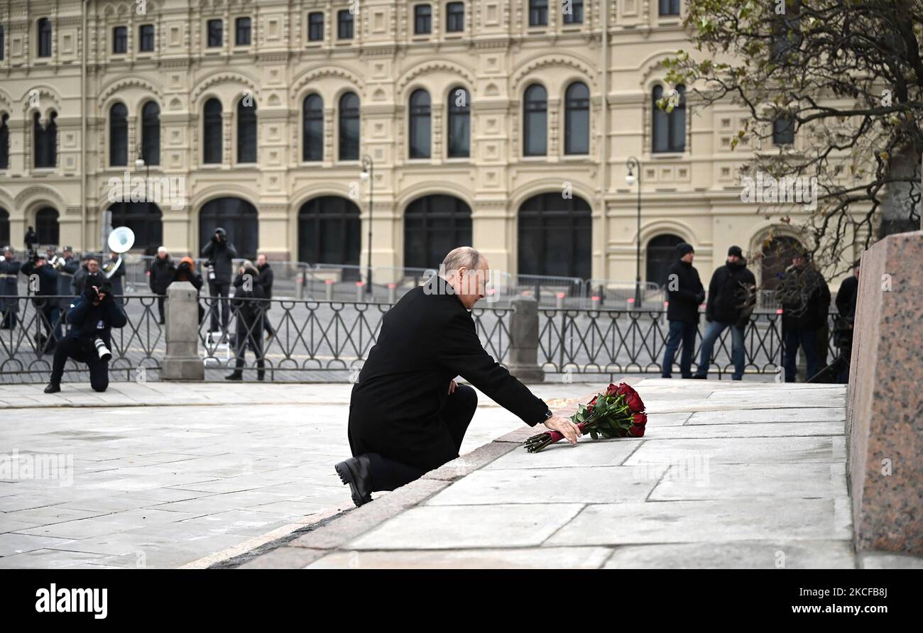 President vladimir putin laying flowers hi-res stock photography and ...