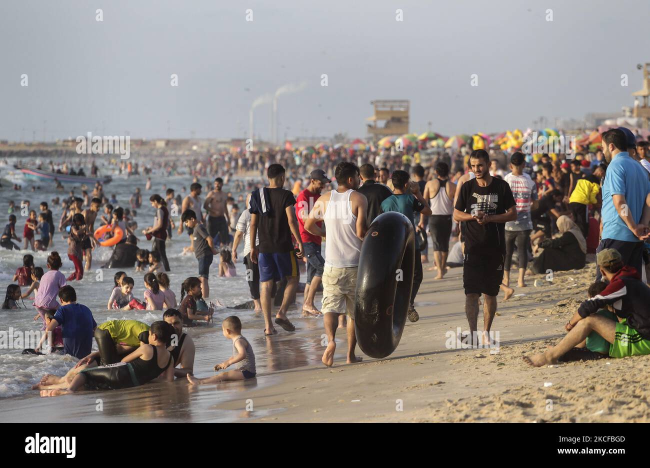 Hundreds of Palestinian people gather in Gaza Beach to cool off on a ...