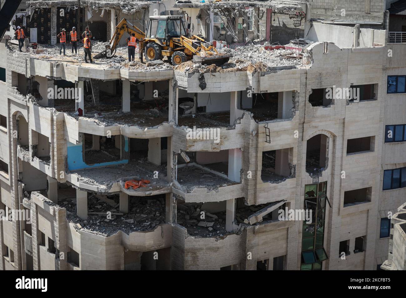 War demolish hi-res stock photography and images - Alamy