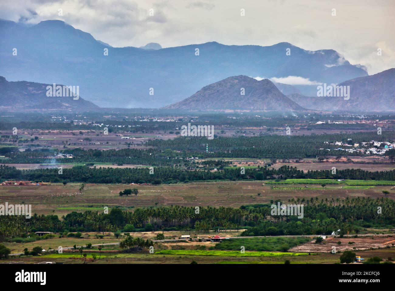Mountains overlooking farmland in Palani (Pazhani), Tamil Nadu, India ...