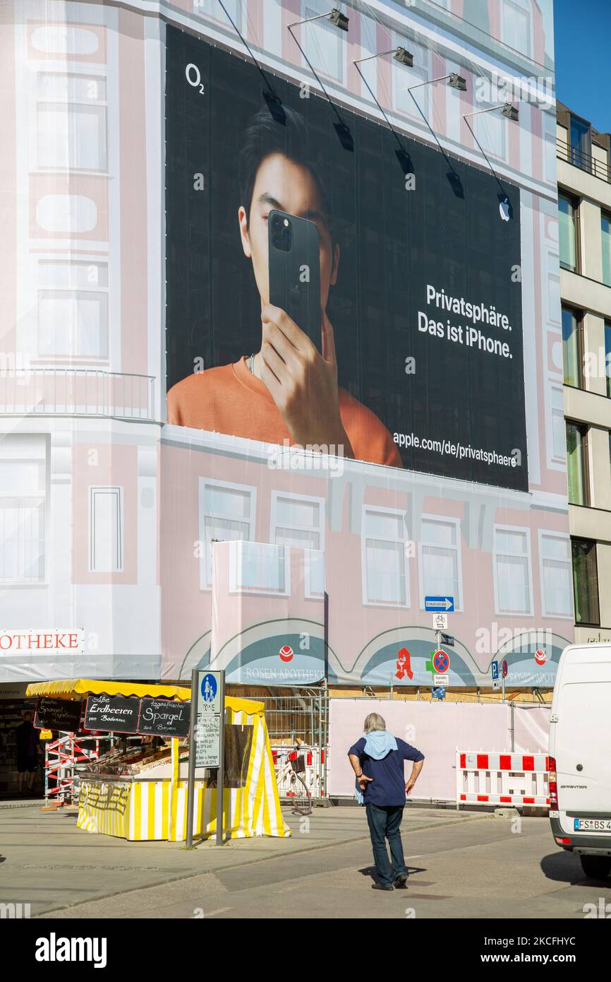 Apple iphone advertisement germany hi-res stock photography and images ...