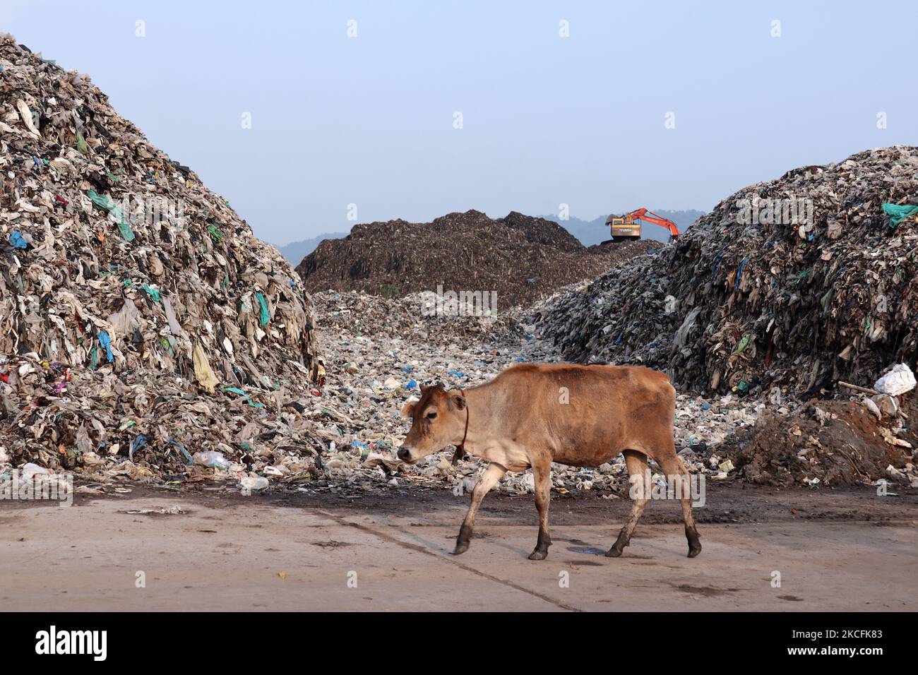 India garbage mountain hi-res stock photography and images - Alamy