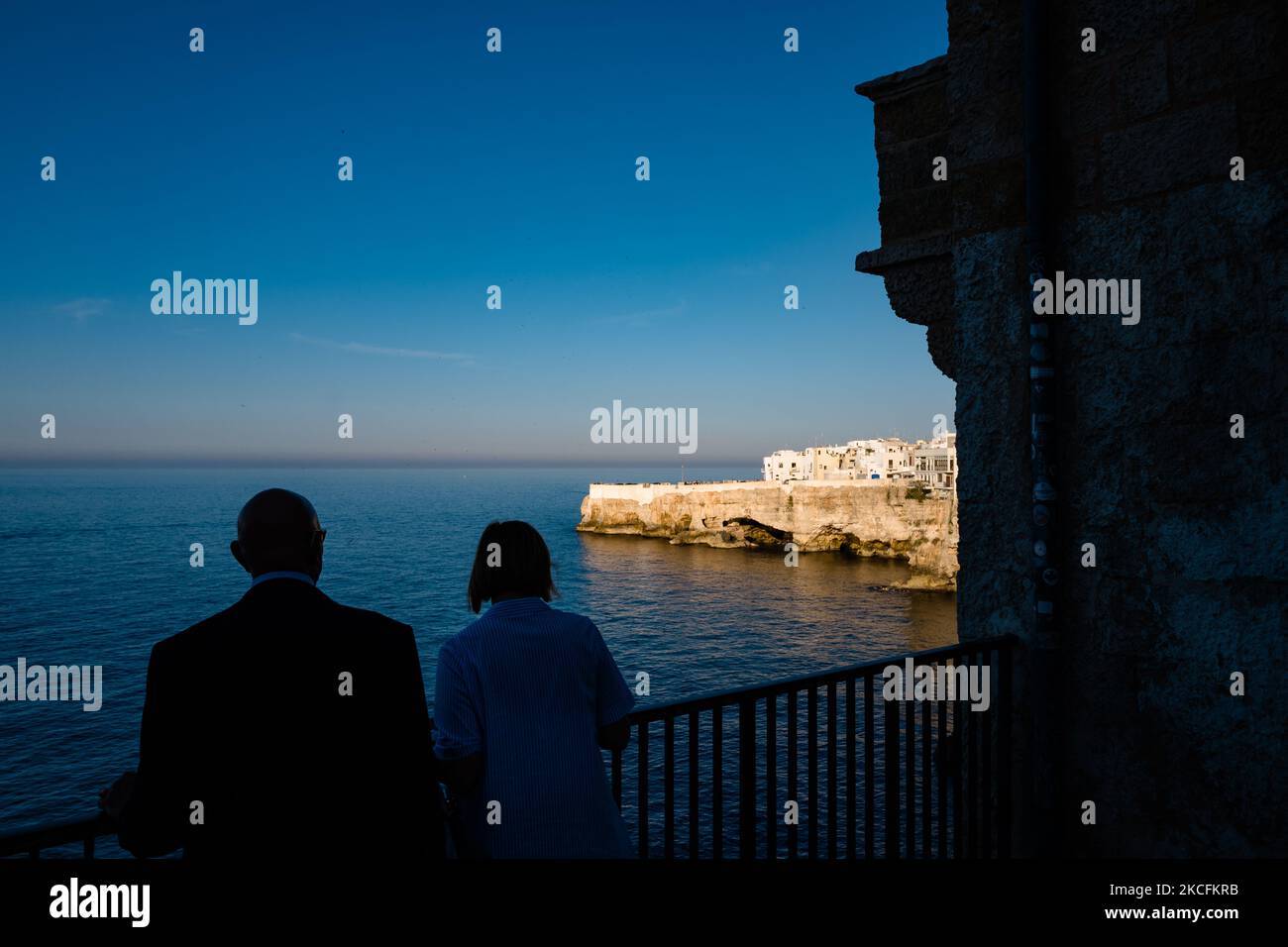 Overlooking crowd balcony hi-res stock photography and images - Alamy