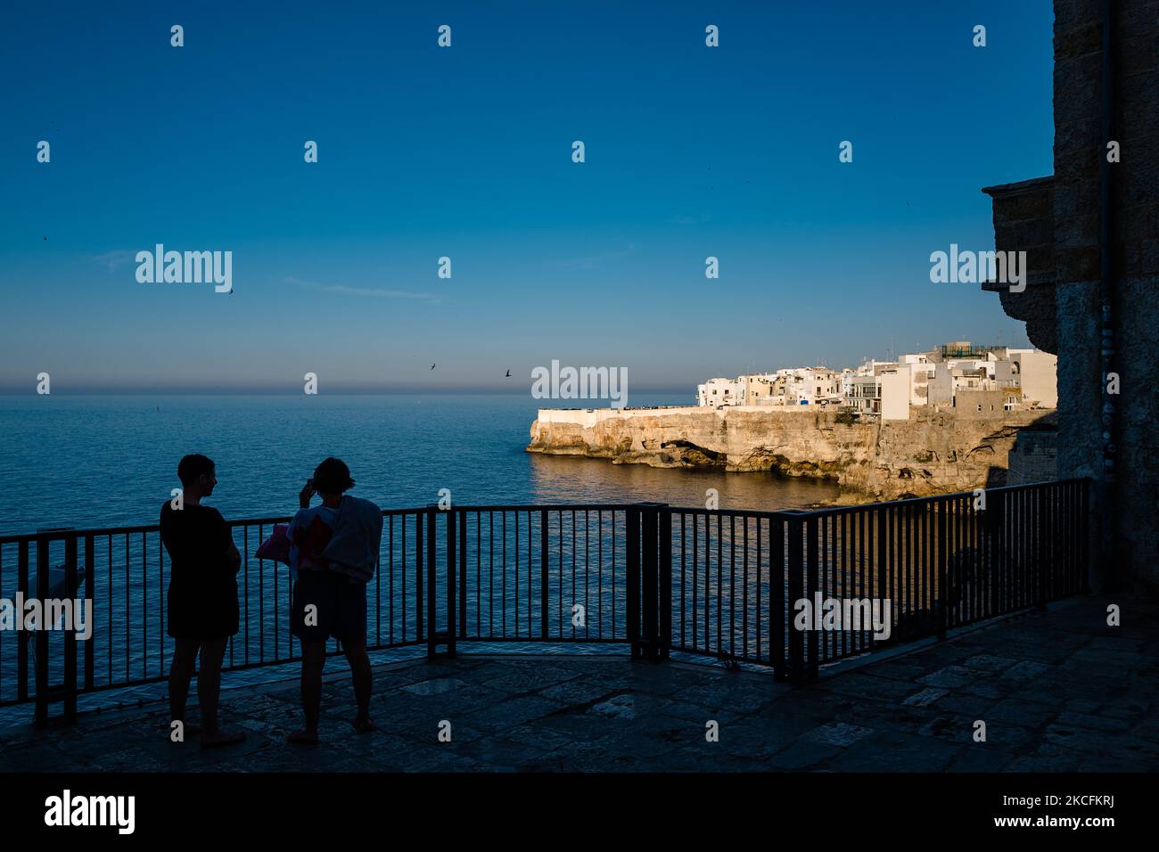 Overlooking crowd balcony hi-res stock photography and images - Alamy