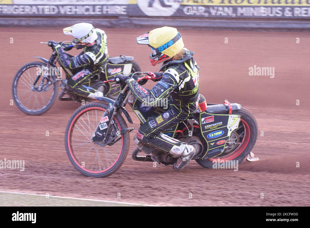 Drew Kemp (Yellow) inside Jake Allen (White) during the SGB Premiership ...