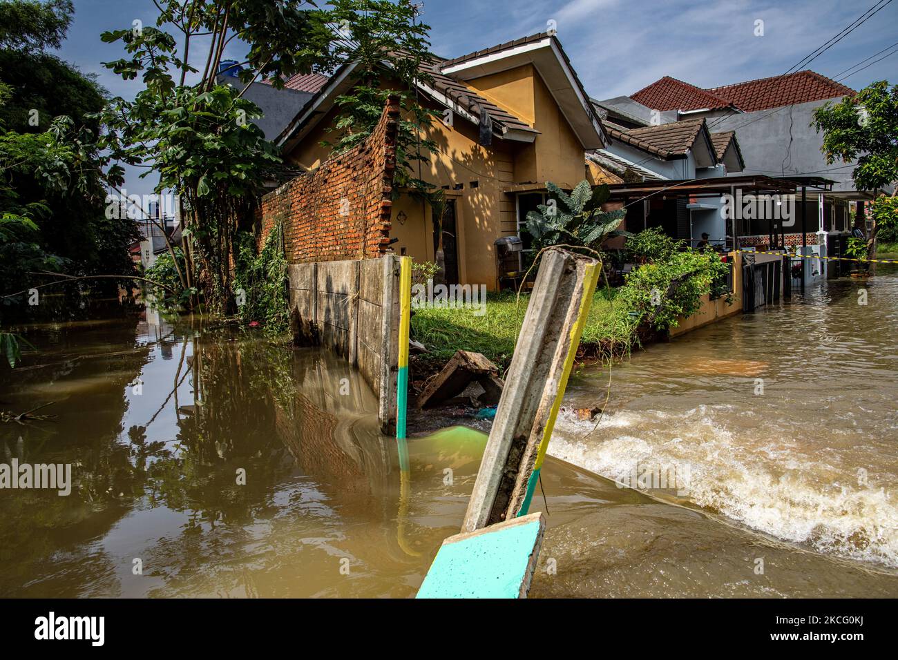 Landslides inundated residents houses hi-res stock photography and ...