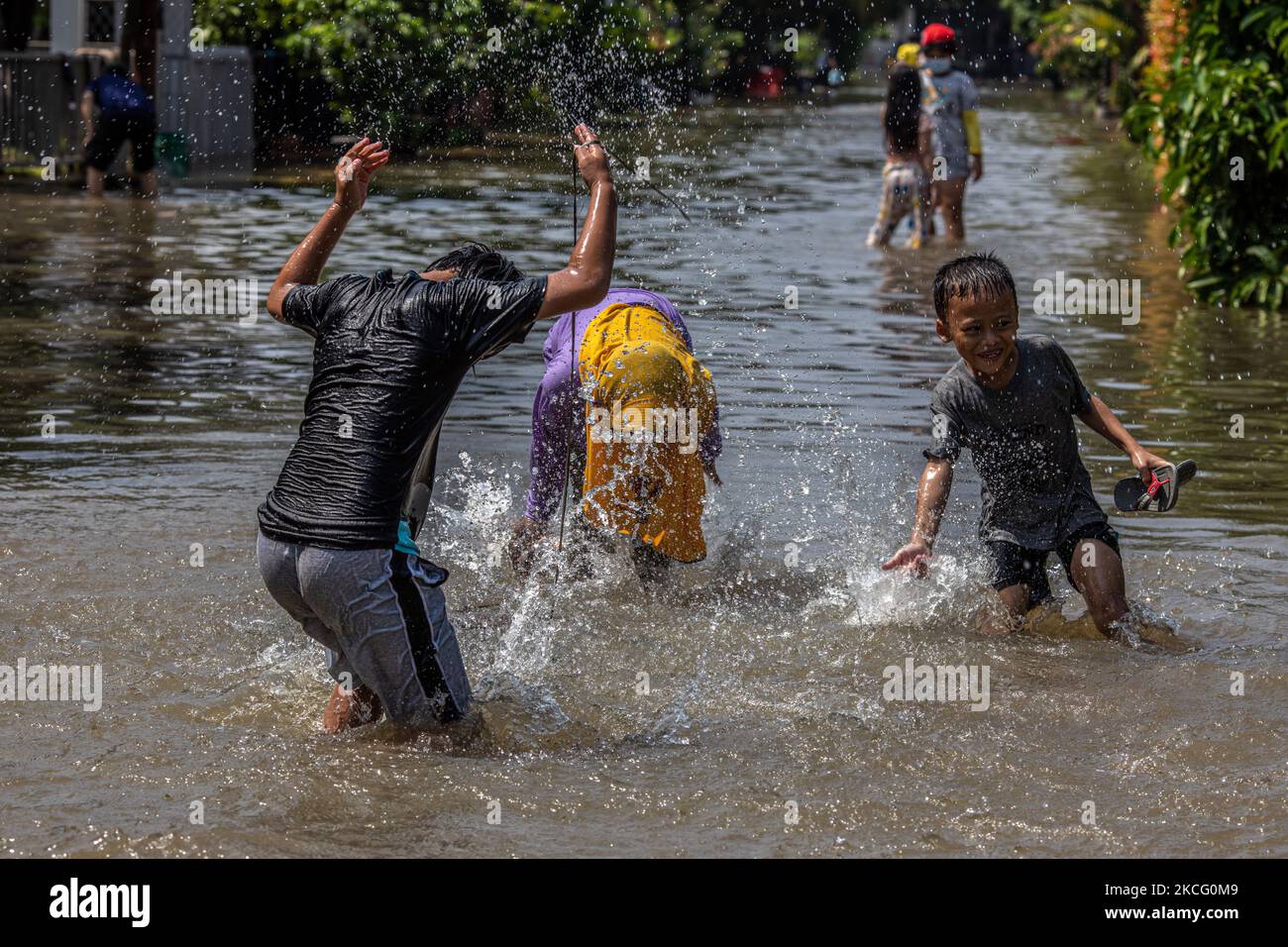 Children enjoy the atmosphere of the flood that hit. Floods that hit ...