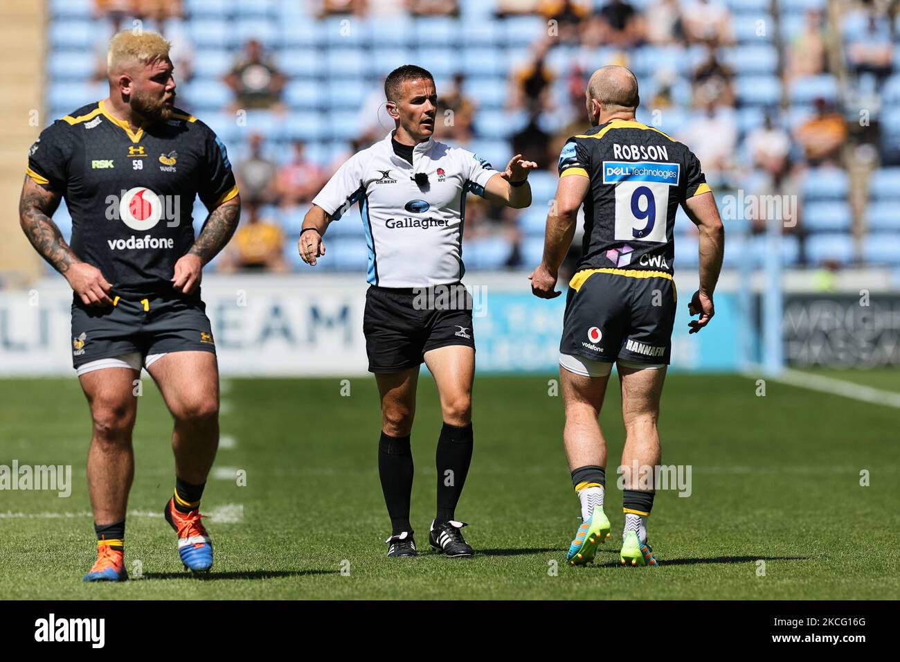 Referee Luke Pearce talks to Dan Robson of Wasps during the Gallagher ...