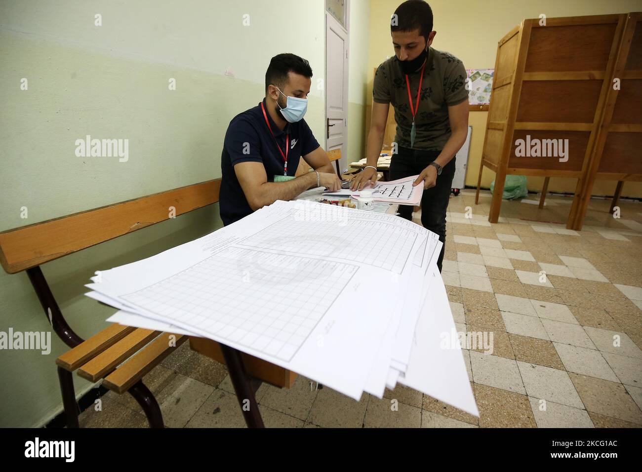 Algerian election staff hi-res stock photography and images - Alamy