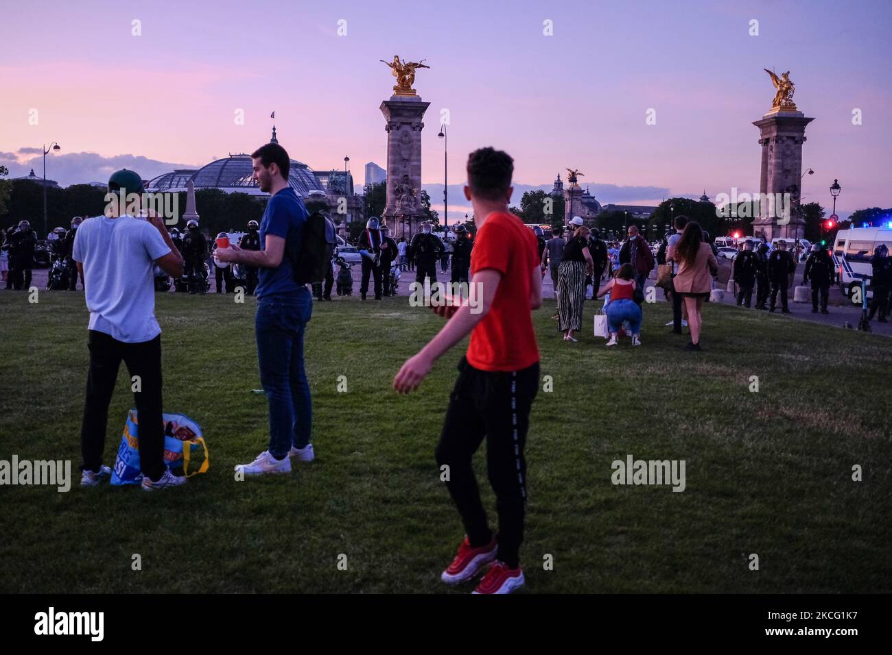 Despite the curfew and police interventions, the revelers of the ...