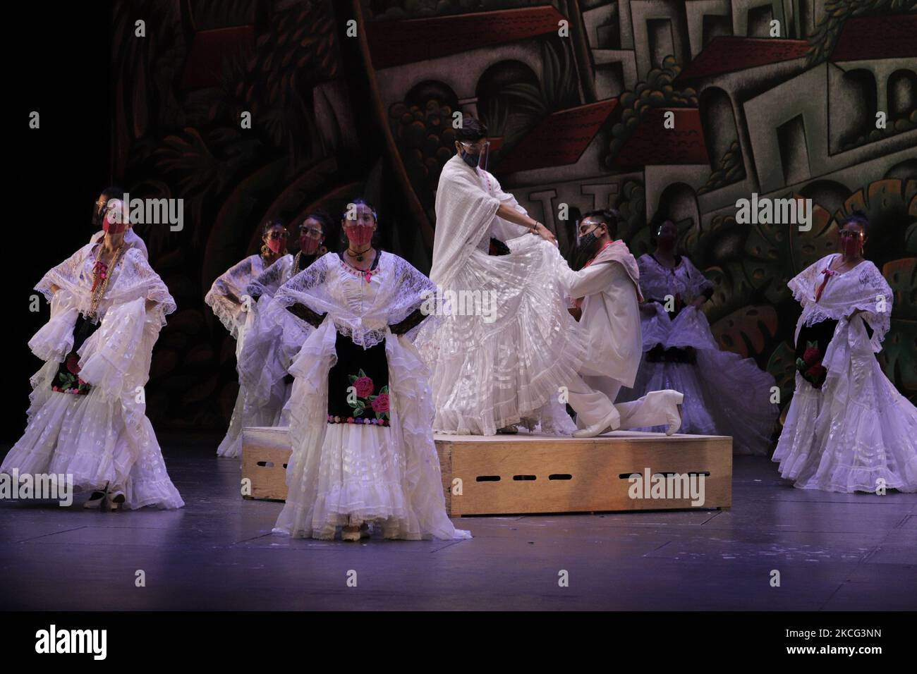 Dancers from the Ballet Folklorico de Mexico de Amalia Hernandez ...