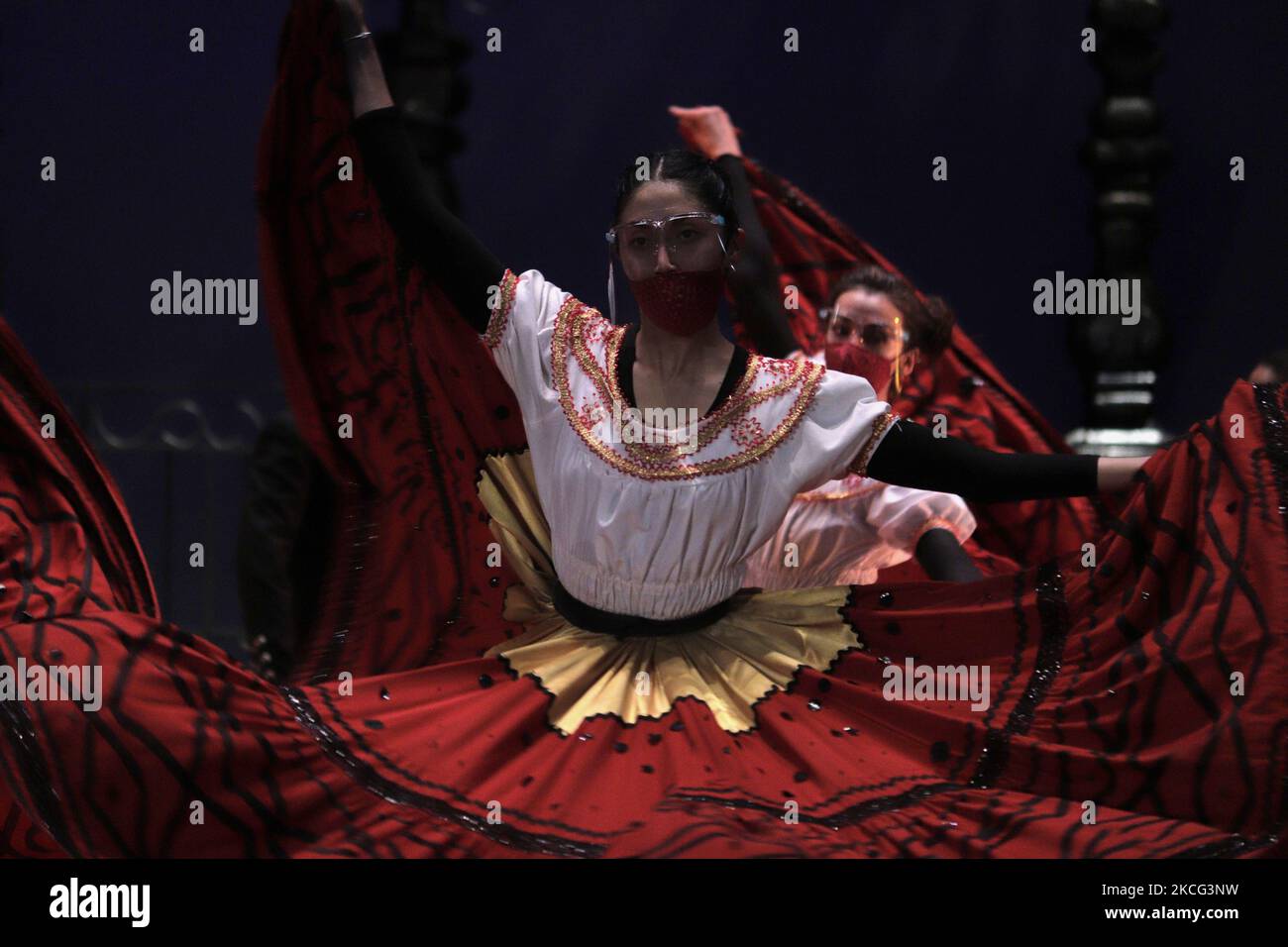 Dancers from the Ballet Folklórico de México de Amalia Hernández ...