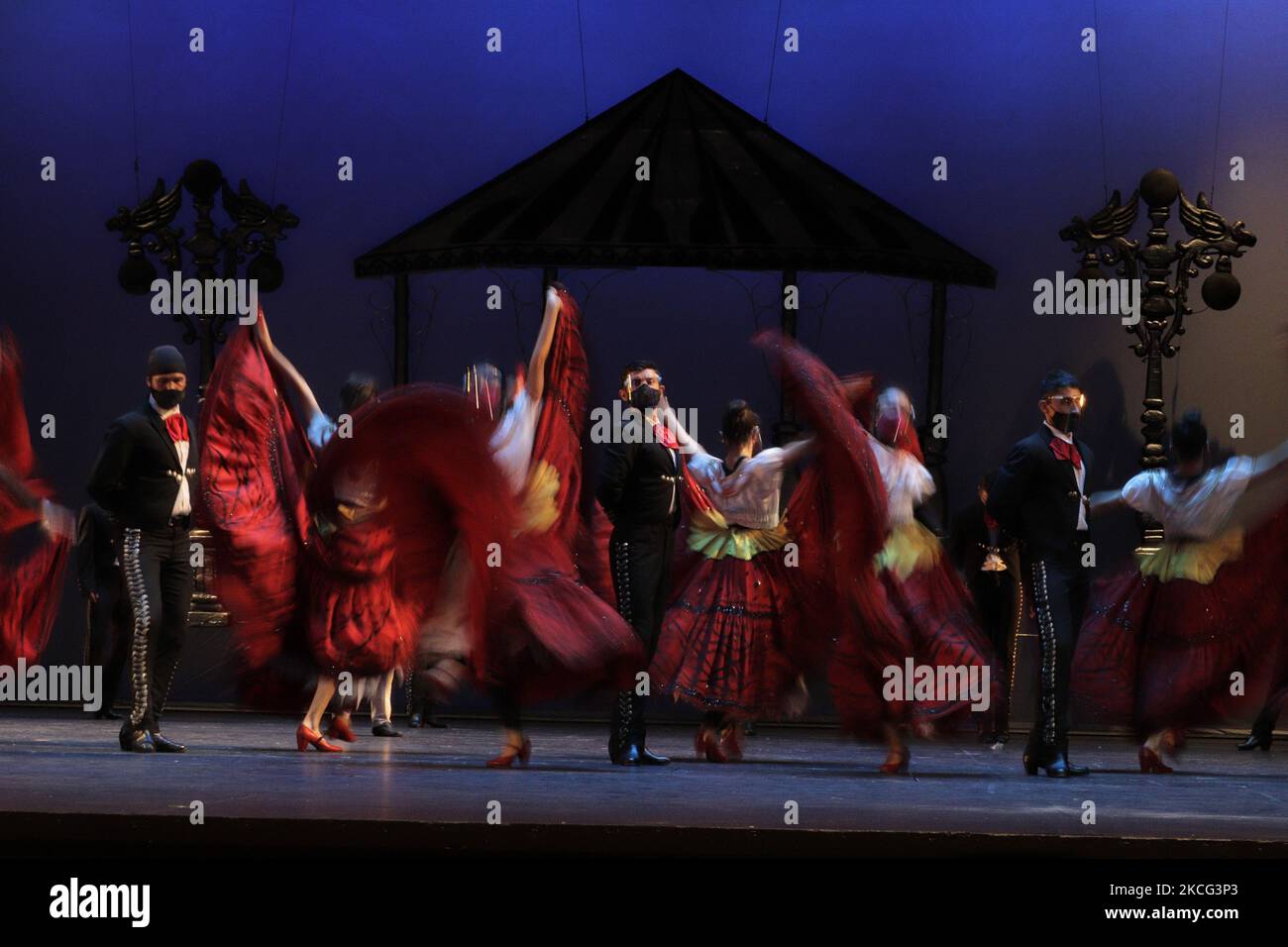 Dancers from the Ballet Folklórico de México de Amalia Hernández ...