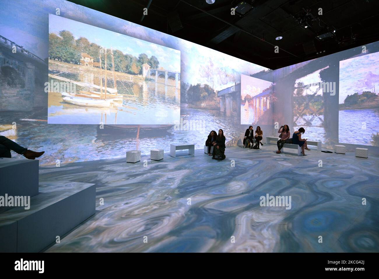 New York, USA. 04th Nov, 2022. People watch projected images of ...