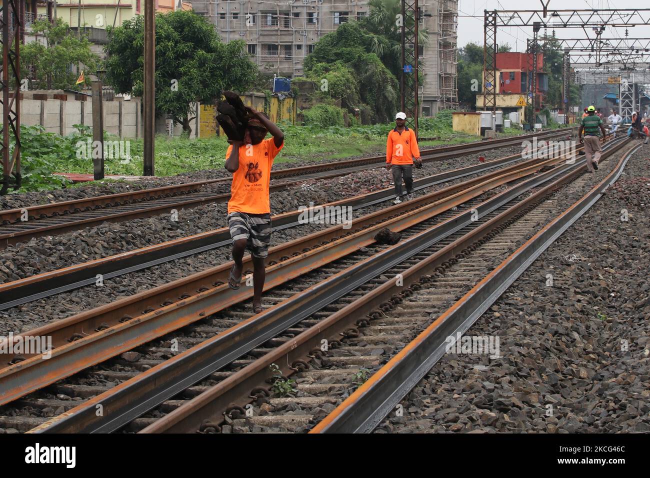 Indian railway workers replacement hi-res stock photography and images ...