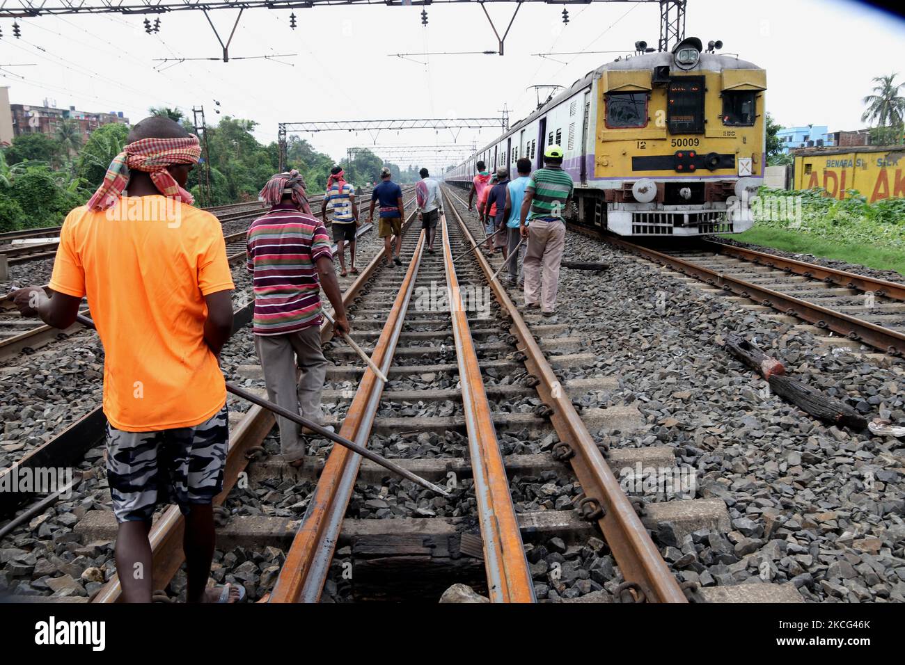 Indian railway workers replacement hi-res stock photography and images ...