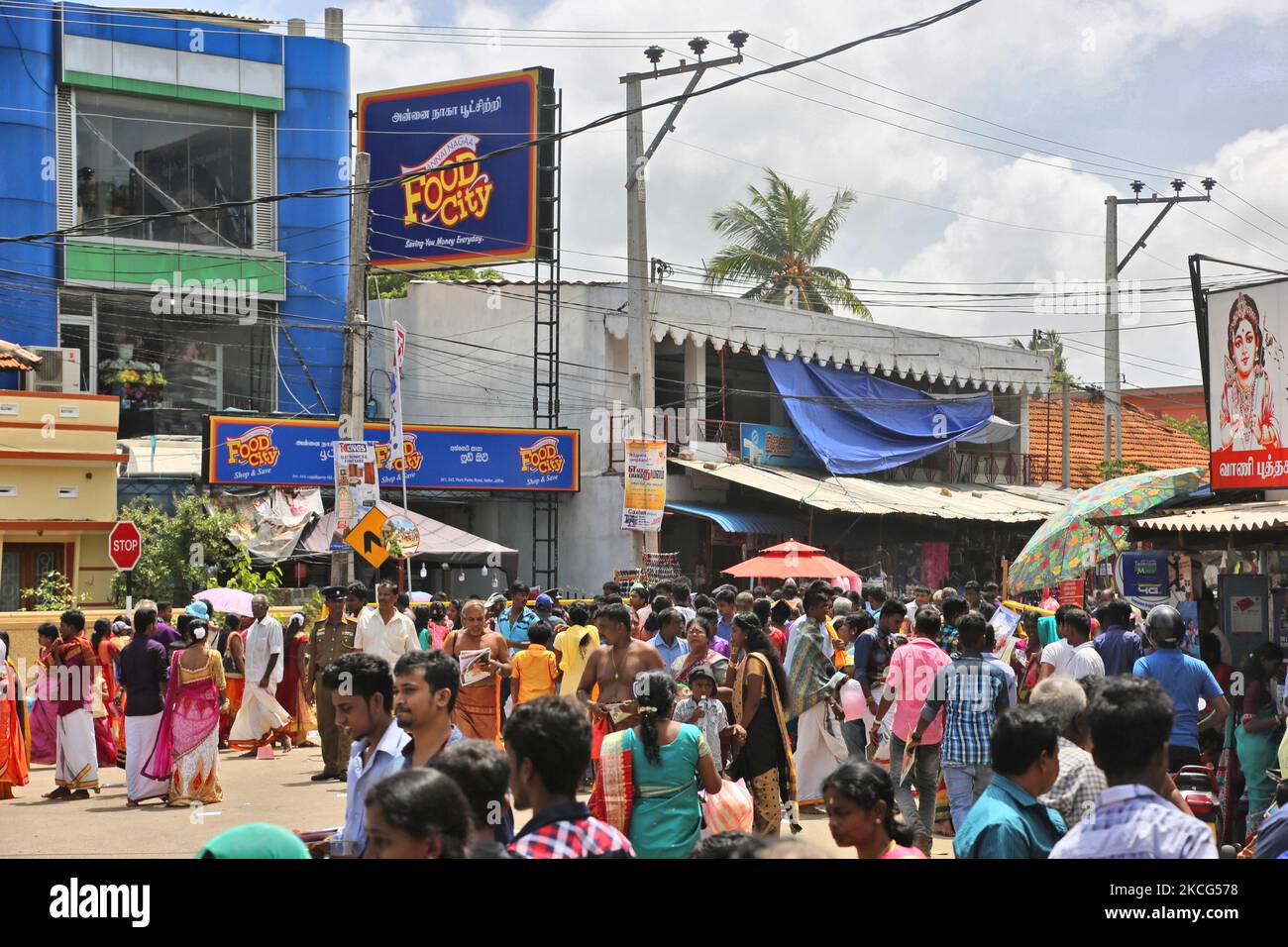 Crowds of Hindu devotees heading to the Nallur Kandaswamy Kovil (Nallur ...