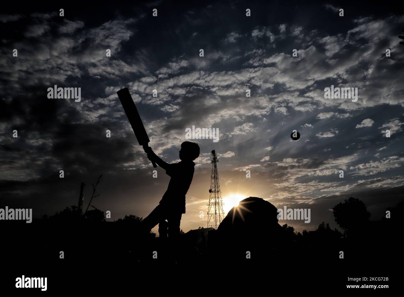 Boys cricket sunset hi-res stock photography and images - Alamy