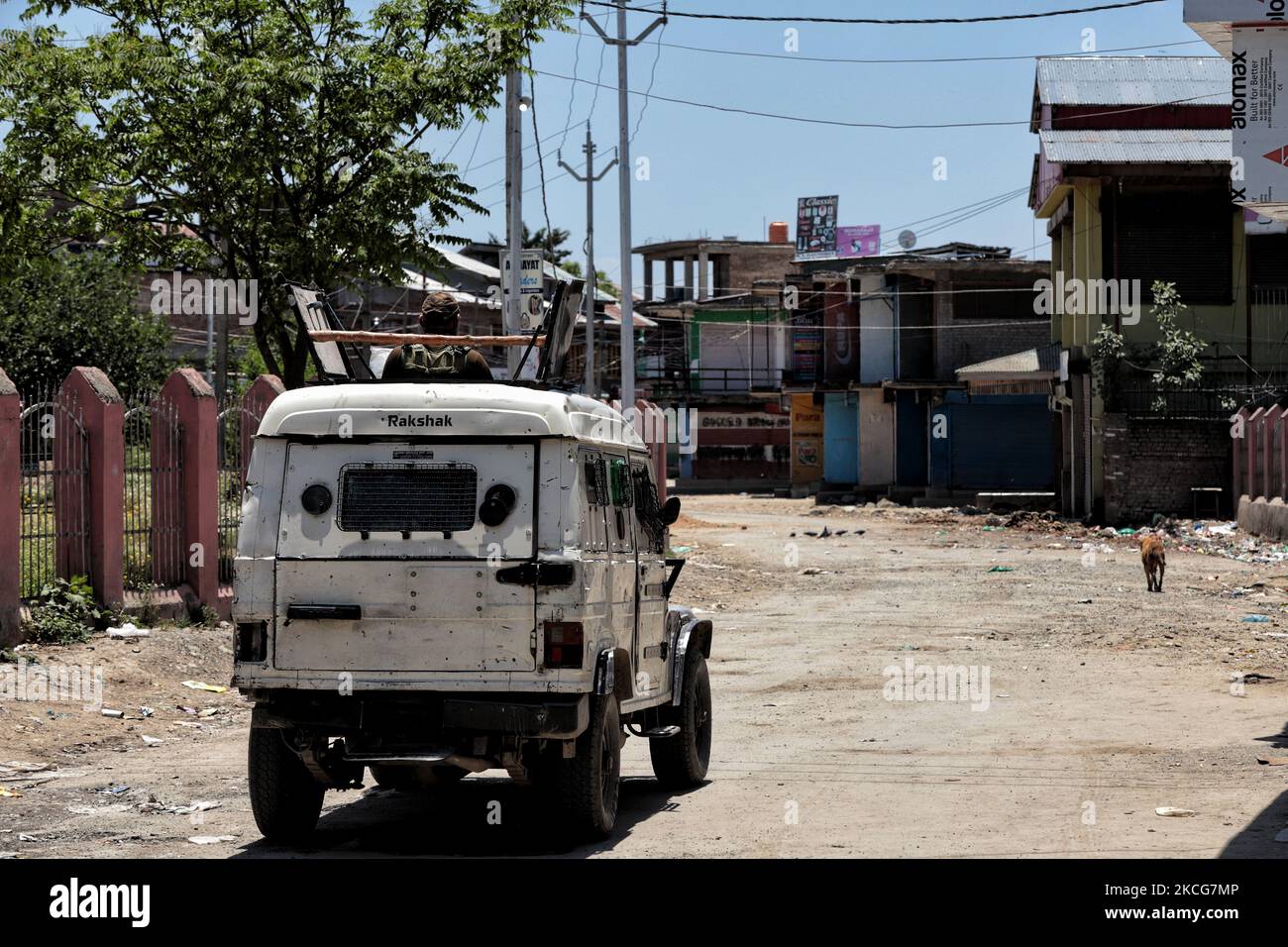 CRPF And Kashmir Police cops stop Public movement near a temporary ...