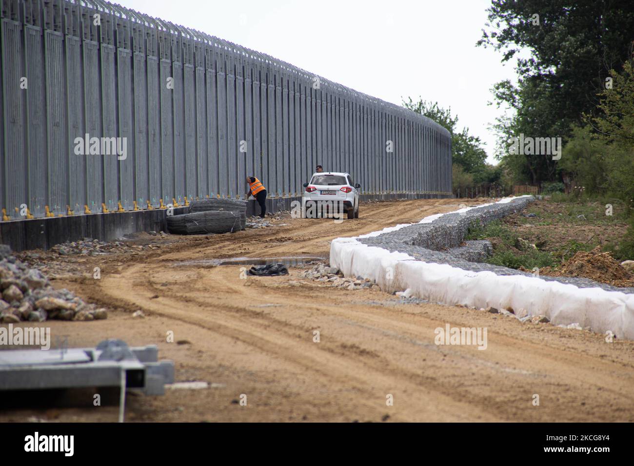 Work in progress, constuction of the new fence. Greece is reinforcing ...