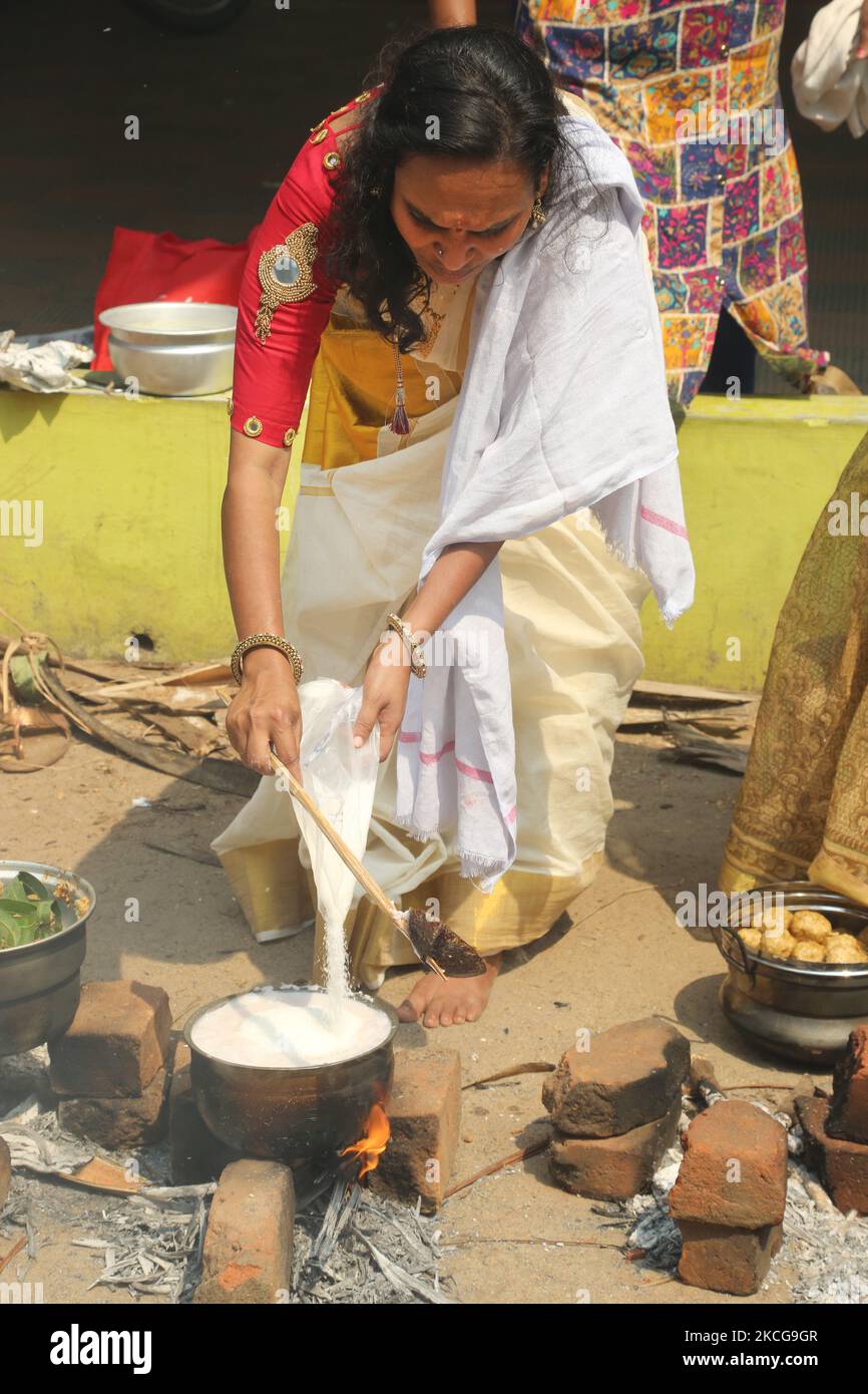 Hindu women cooking pongala during the Attukal Pongala Mahotsavam ...