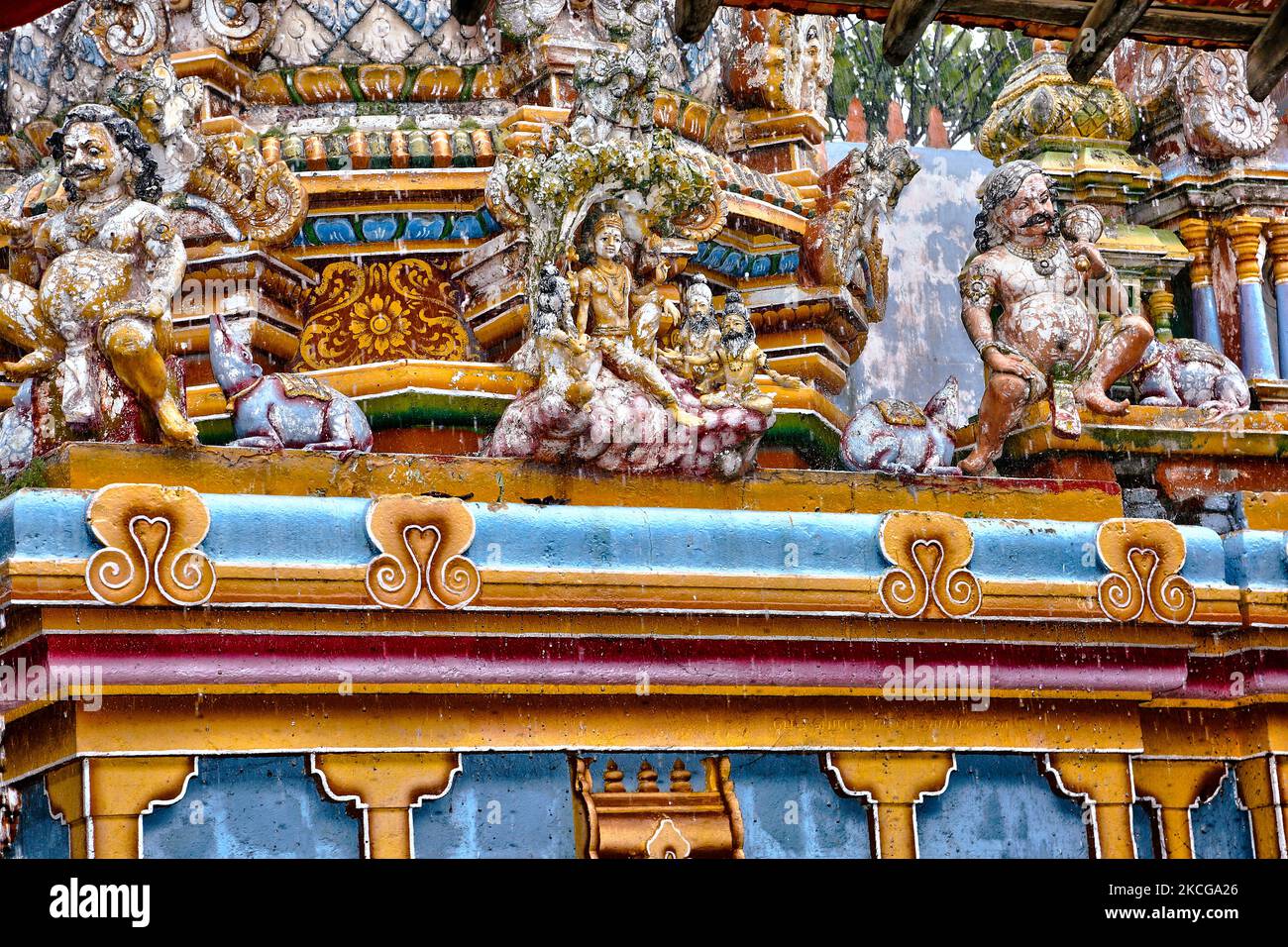 Fisures adorn the Arasadi Vinayagar Temple (Arasadi Sithi Vinayagar ...