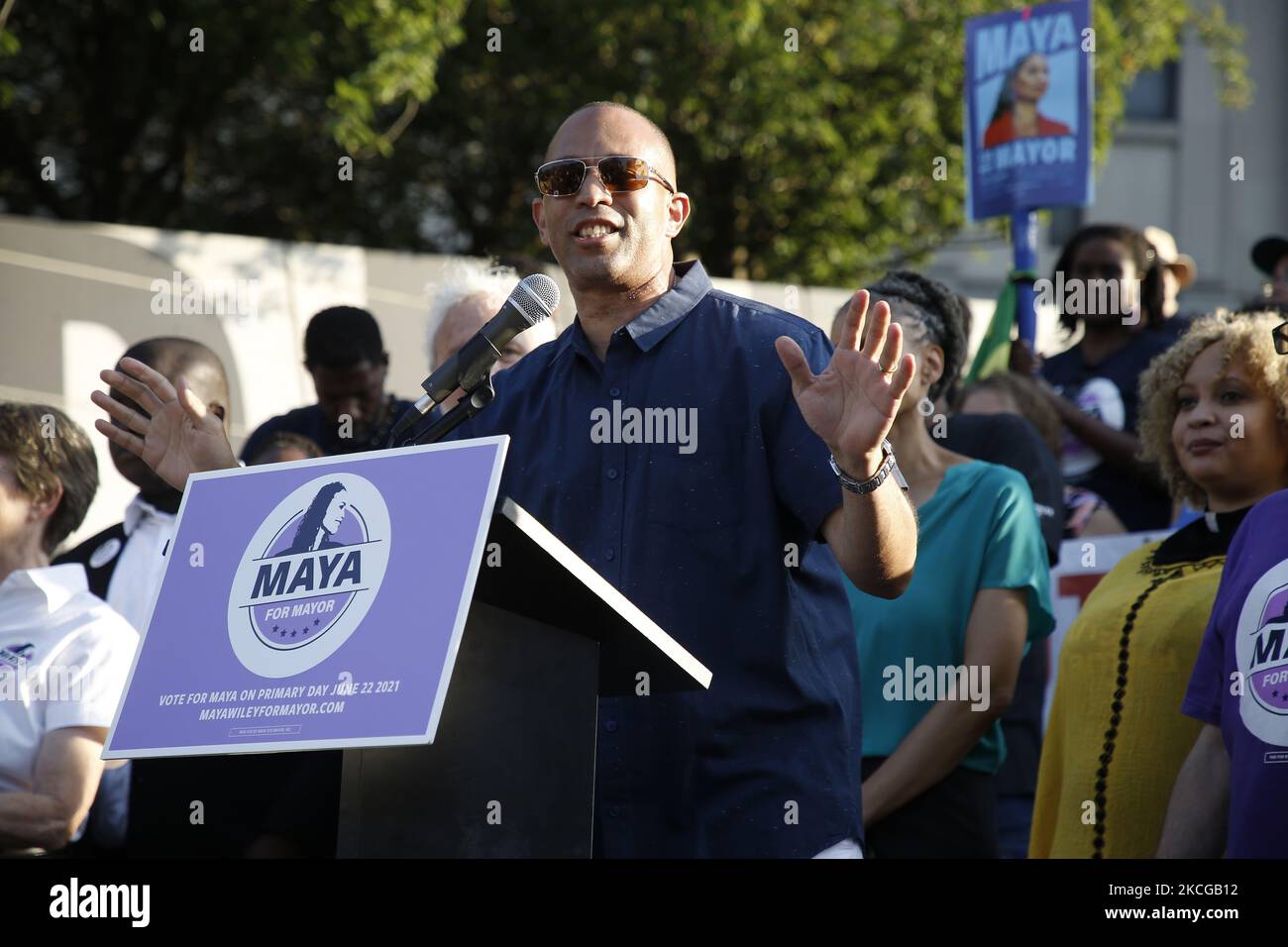 Politician Hakeem Jeffries speaks during New York City Mayoral ...