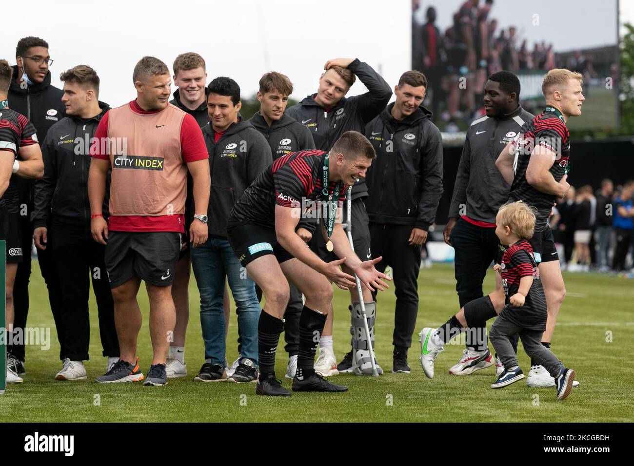 : Owen Farrell of Saracens with his son after the Greene King IPA ...