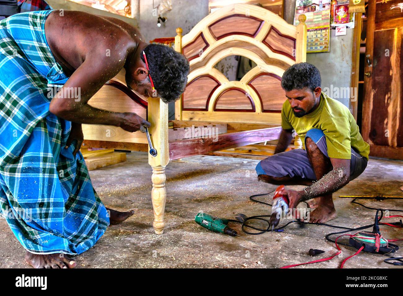 Sri lanka wood carving workshop hi-res stock photography and images - Alamy