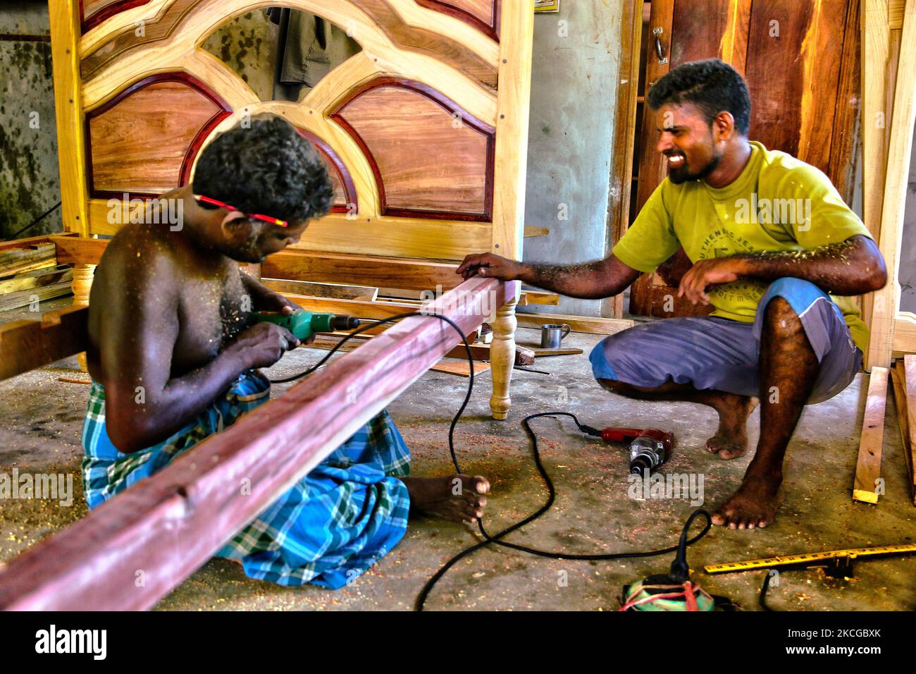 Sri lanka wood carving workshop hi-res stock photography and images - Alamy