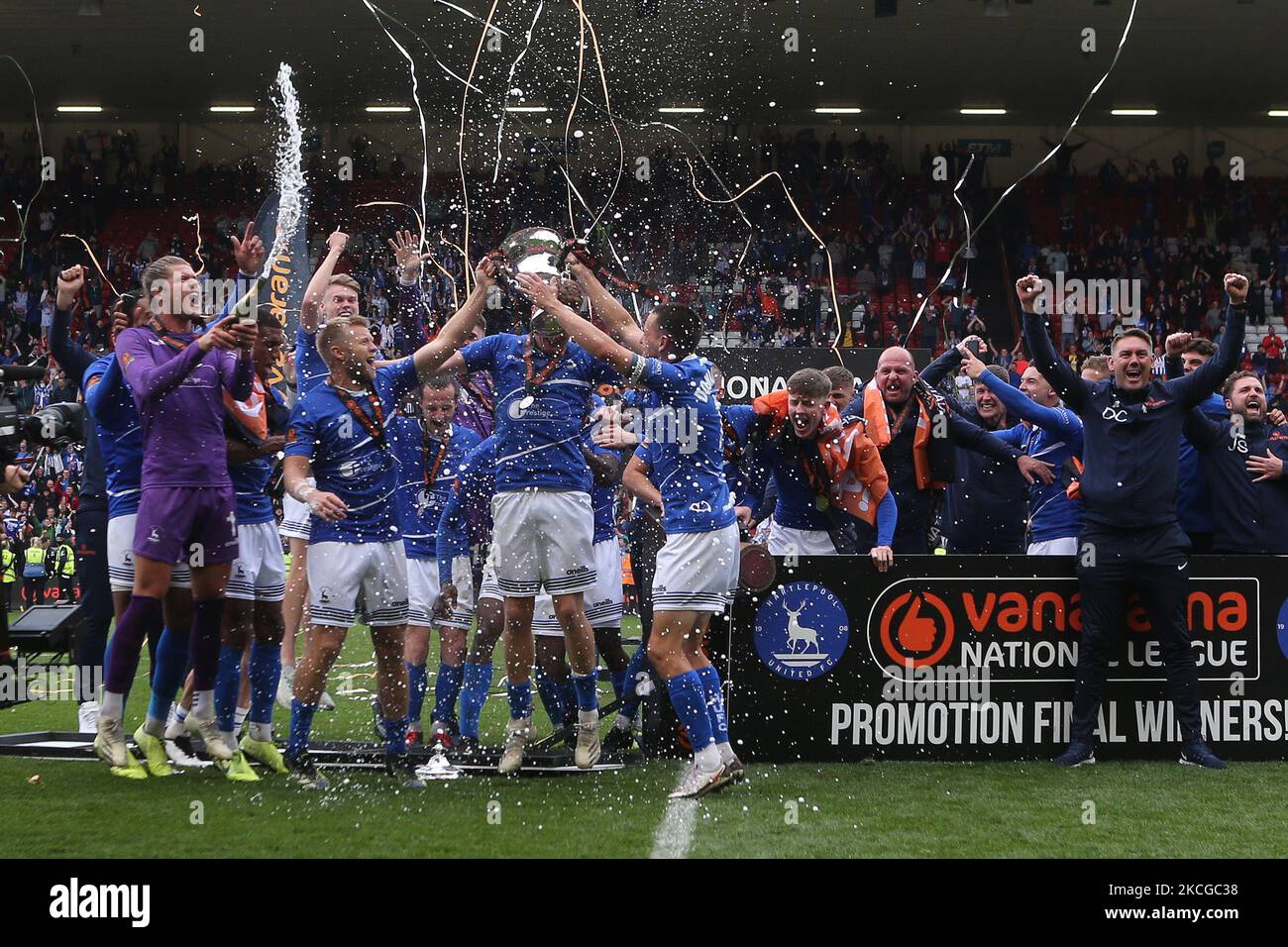 Vanarama final trophy hi-res stock photography and images - Alamy