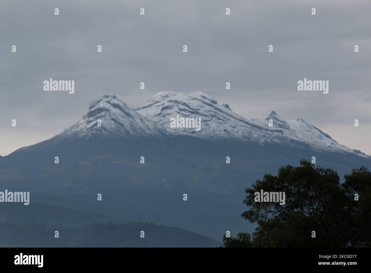 Iztaccihuatl Y Popocatepetl En Mexico