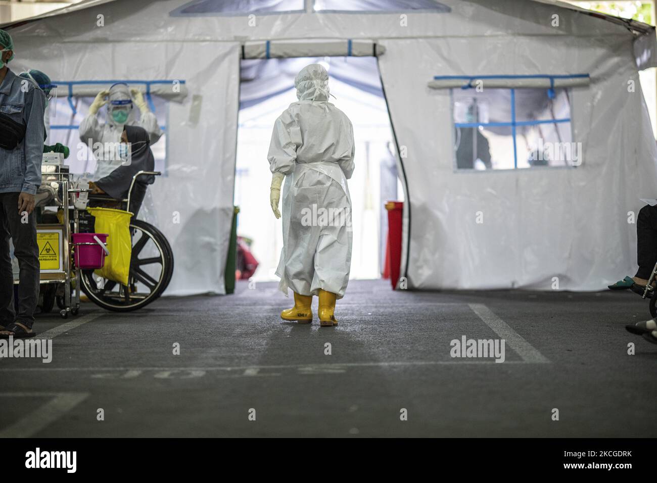 A nurse enters in the Covid-19 tent at the hospital in Jakarta ...