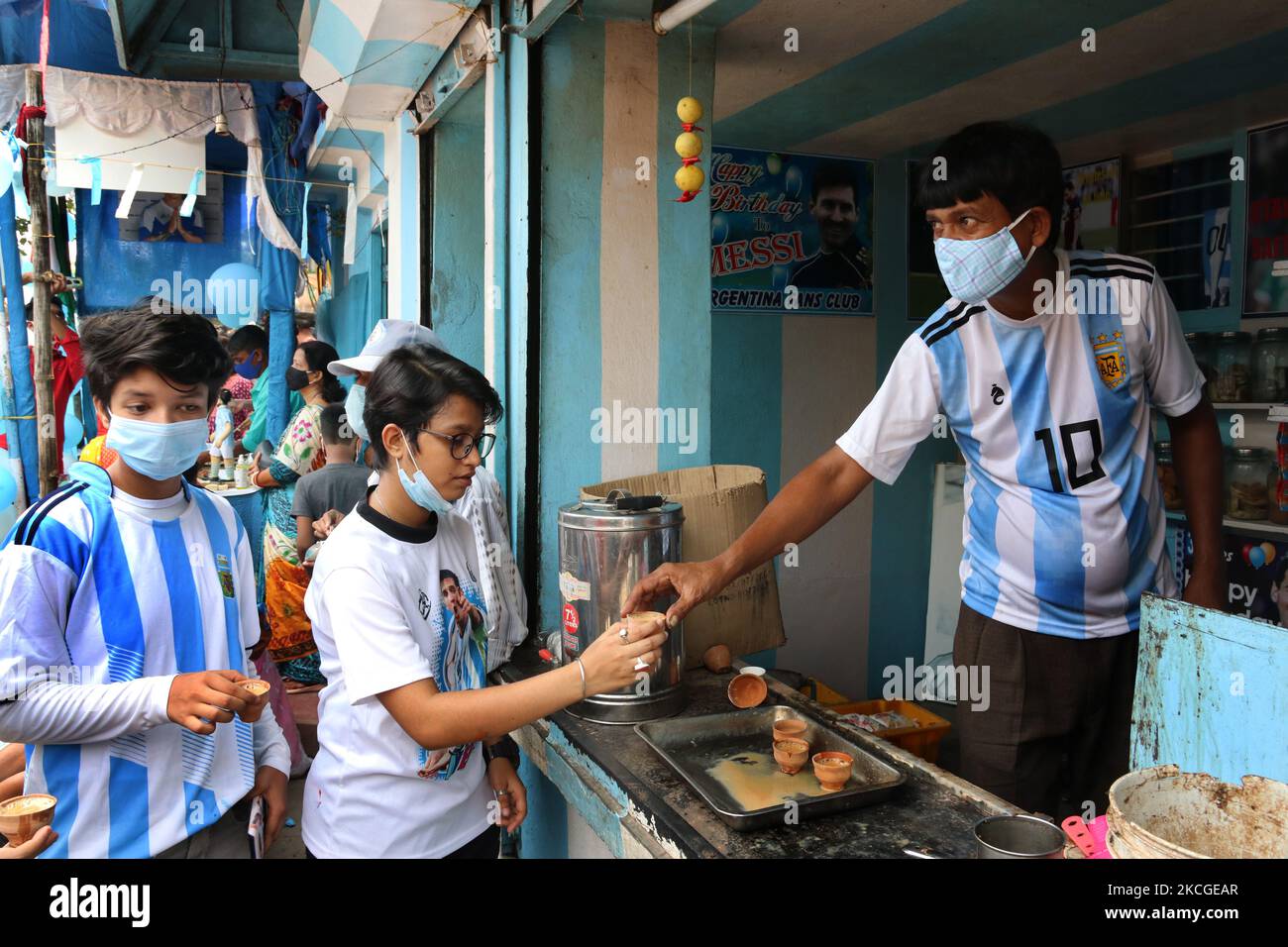 Shib Shankar Patra , football fan of Argentina team, serves tea to fans ...