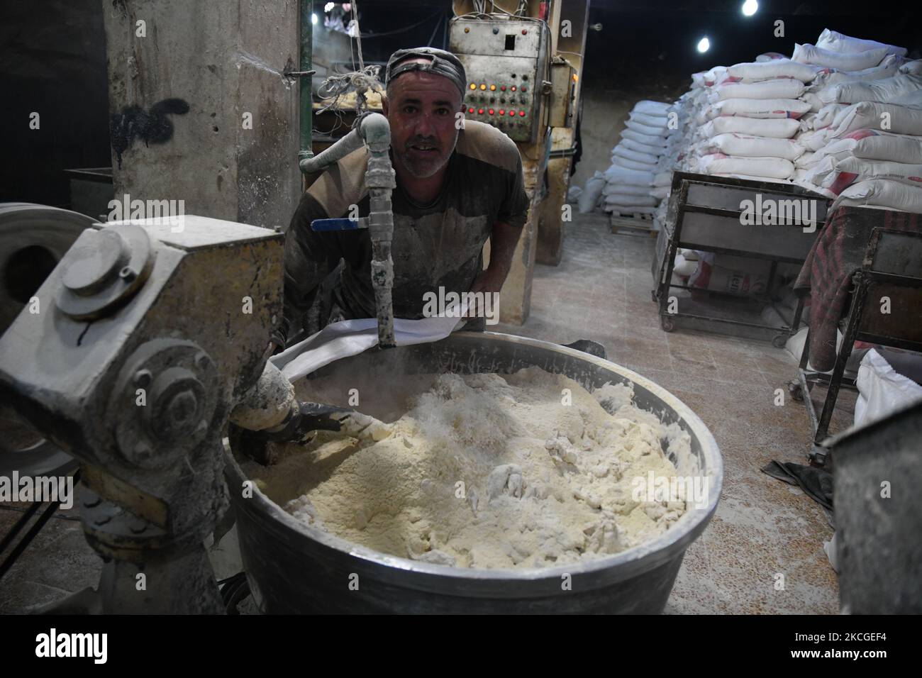 Bread production in the military hi-res stock photography and images ...