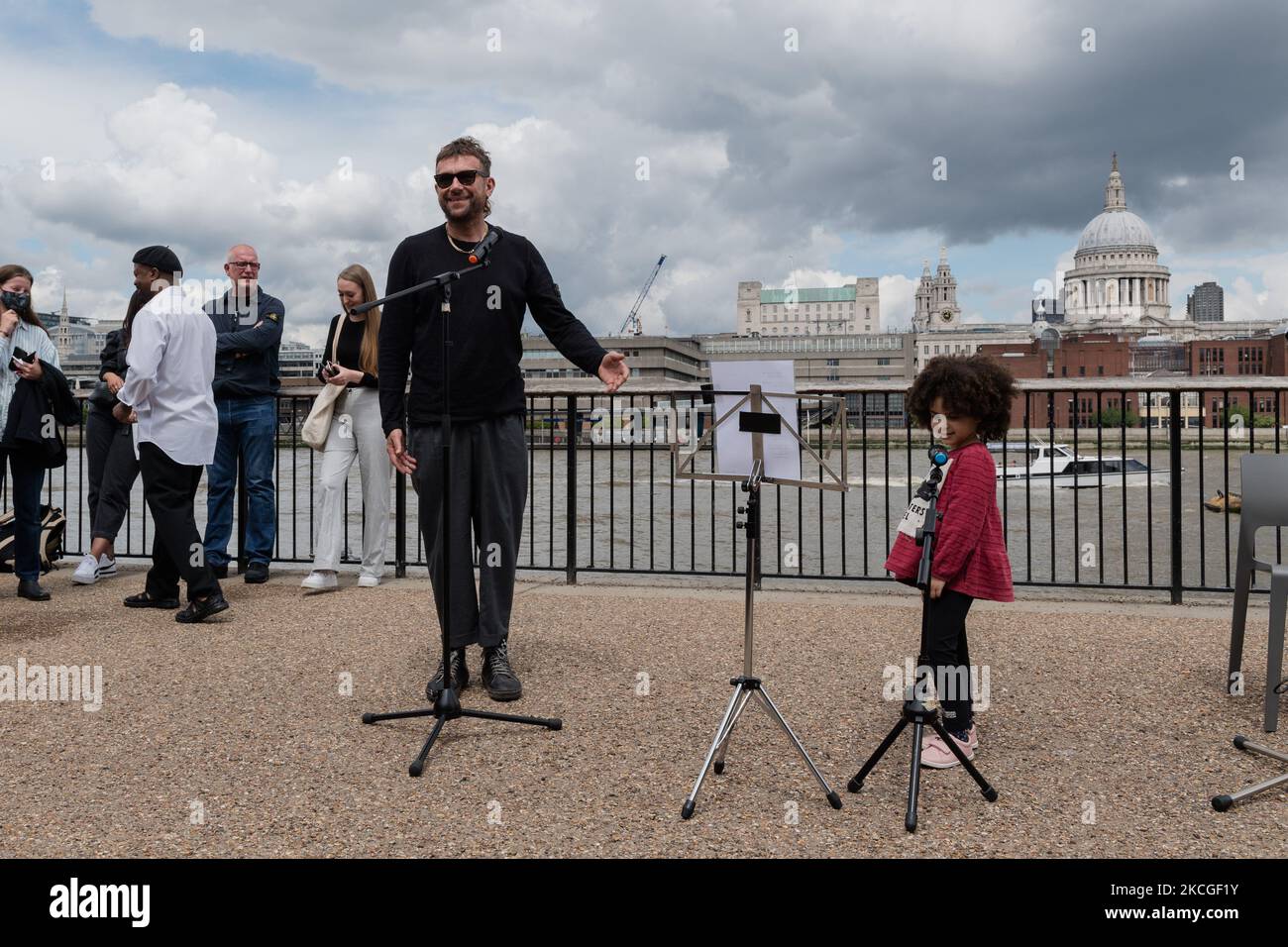 Musician damon albarn hi-res stock photography and images - Alamy