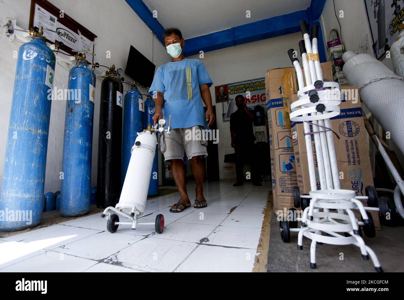 Oxygen kiosk hi-res stock photography and images - Alamy