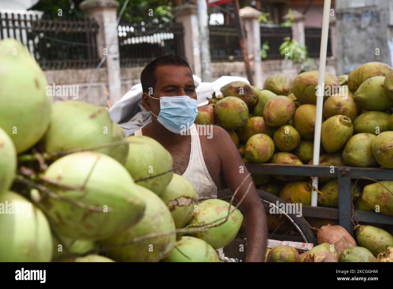 India vendor coconut drink hi-res stock photography and images - Alamy