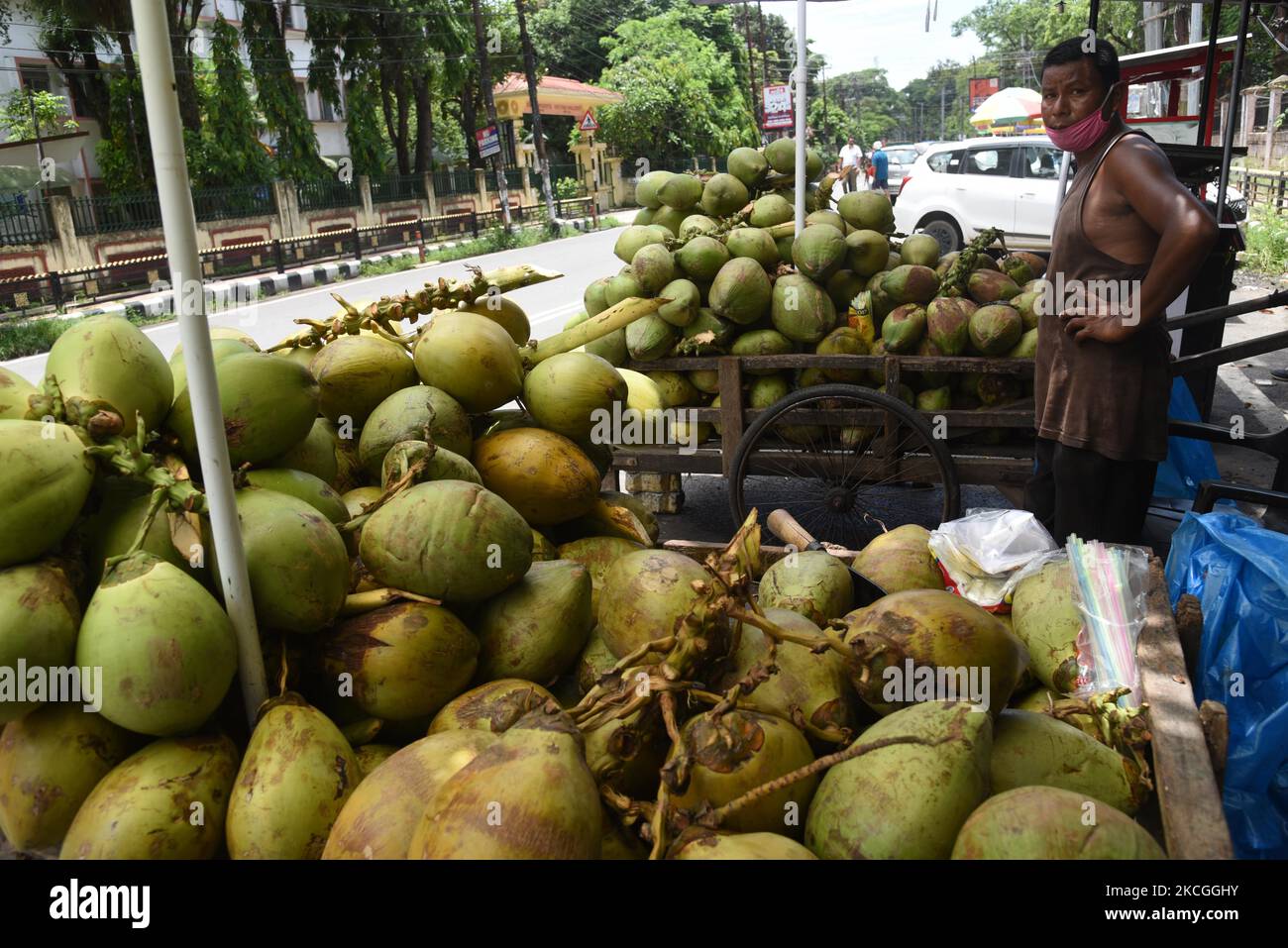 India vendor coconut drink hi-res stock photography and images - Alamy